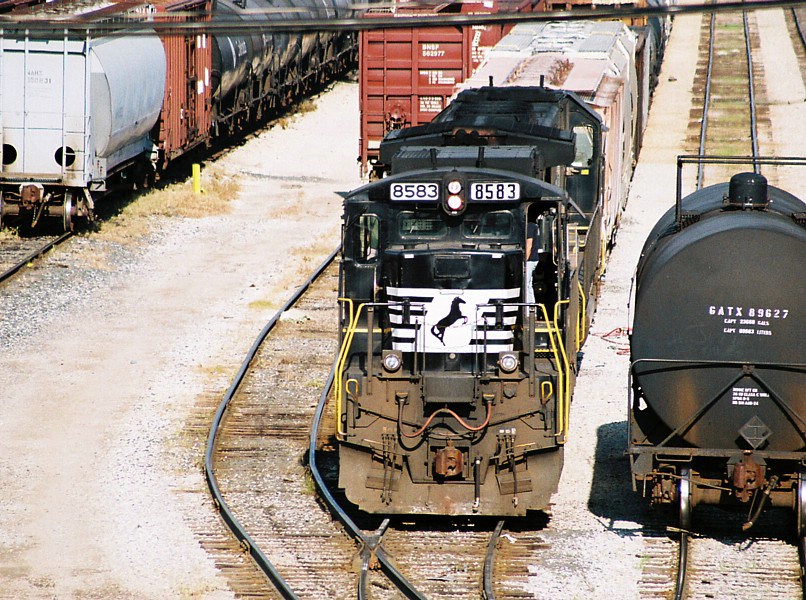 NS 8583 sits in IHB yard